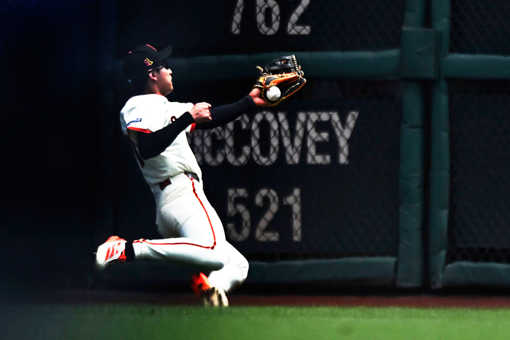 Watch: Pretty Incredible! Giants' Jung Hoo Lee Makes Good Catch Off ...