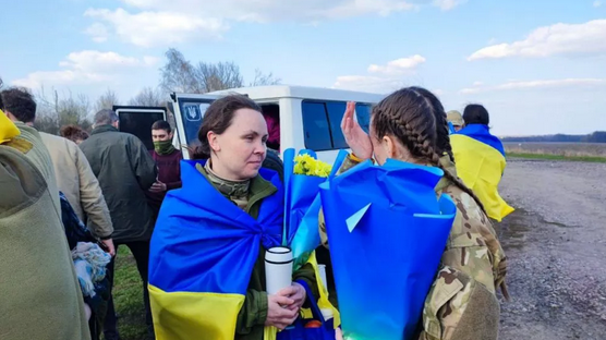 200 Ukrainian & Russian Soldiers Returned In Large POW Swap | Positive ...