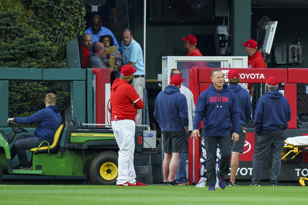 Spectator Tumbles Over Railing Into Bullpen In Philly | Positive ...