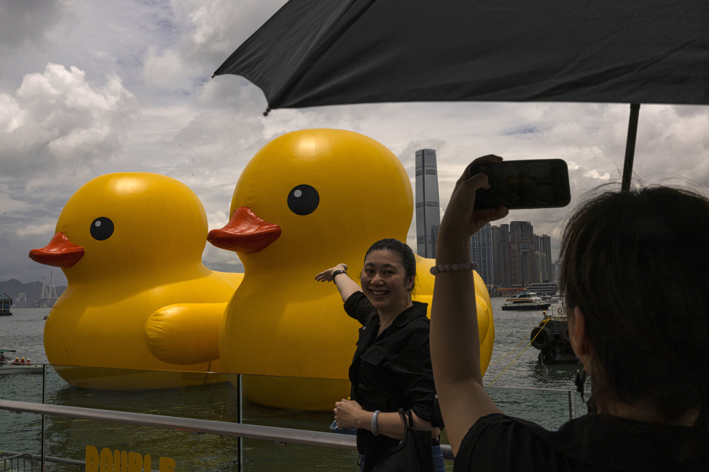 Giant Inflatable Ducks Make A Splash | Positive Encouraging K-LOVE