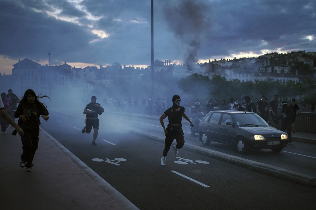 Youths Clash With French Police In 4th Night Of Riots | Positive ...