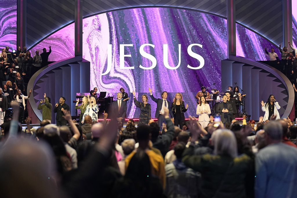 A Week After Attack, Lakewood Church Comes Together To Thank God, Move ...