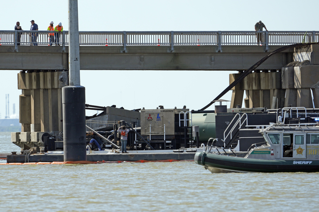 Barge Carrying Fuel May Have Spilled 2,000 Gallons Of Oil When It ...
