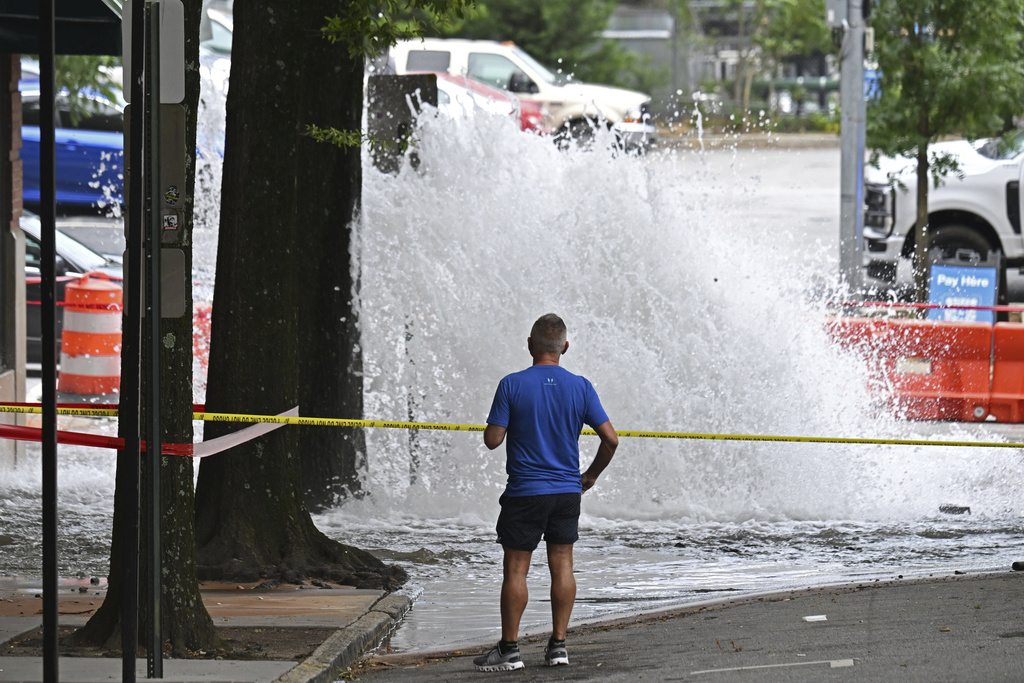 Atlanta 'Finally' Cuts Off Water Main Leak Gushing Into Streets ...