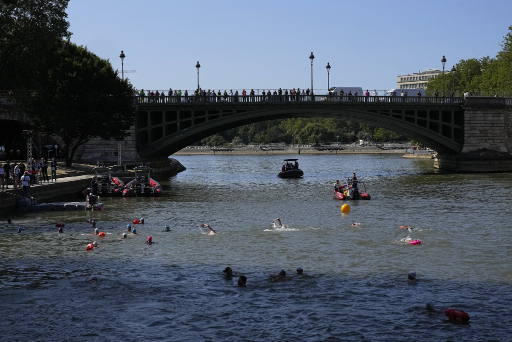 Mayor Of Paris Dips Into The Seine To Showcase Its Improved Cleanliness ...